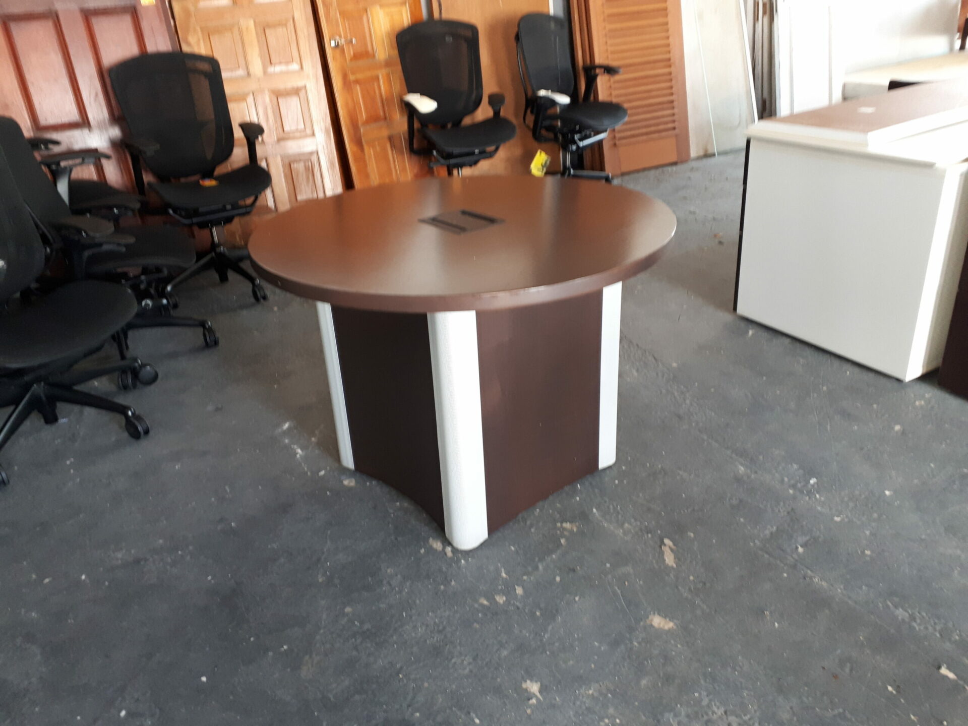 Circular Office Table – Everything Warehouse