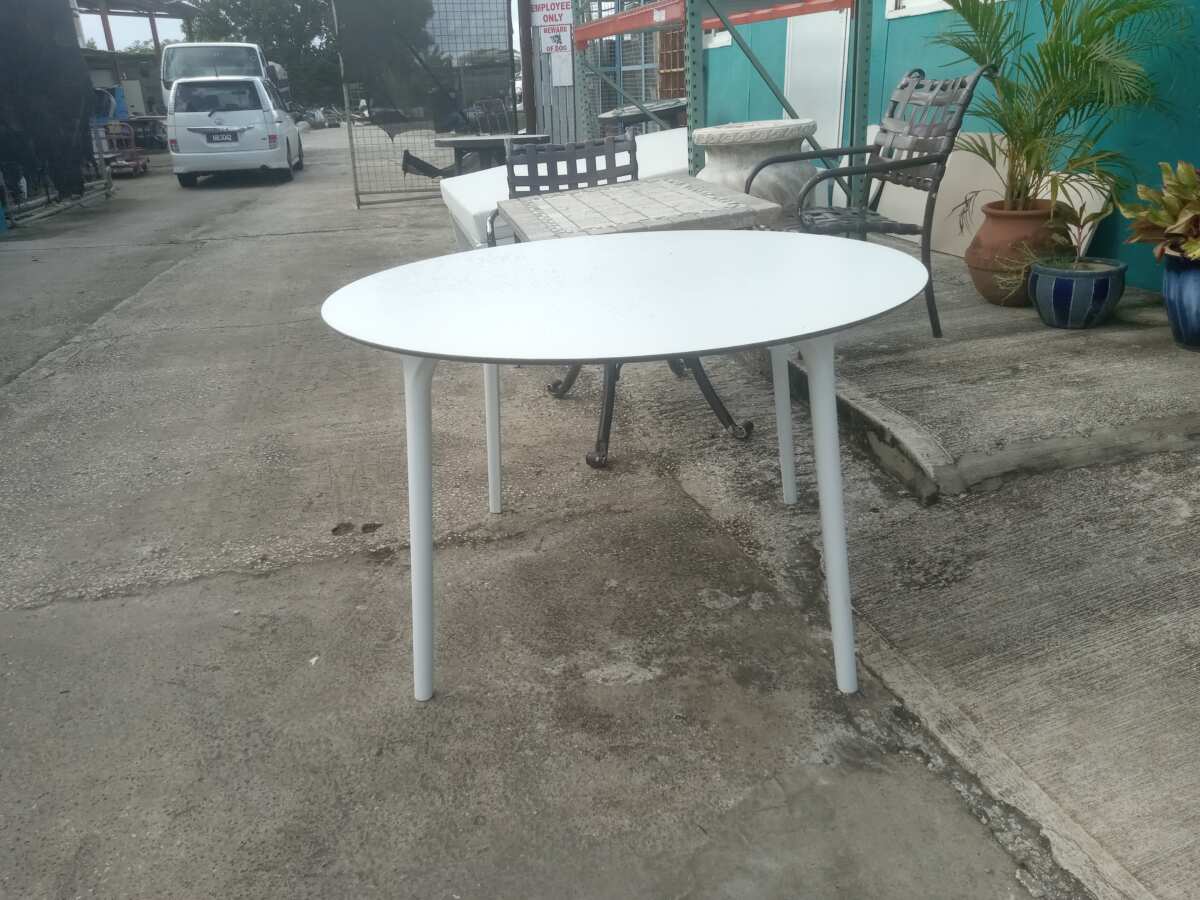 Circular Table – Everything Warehouse